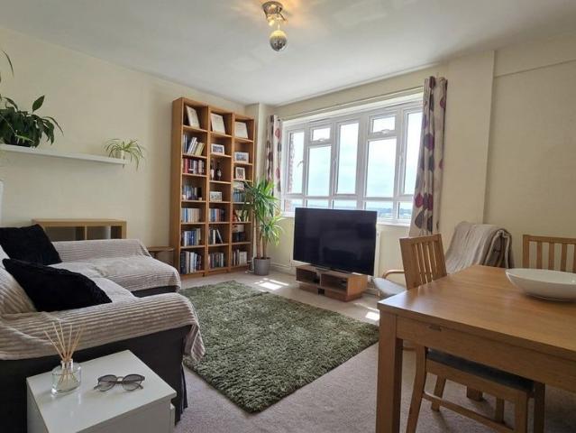 3 Bed Flat, Fernwood, SW19
