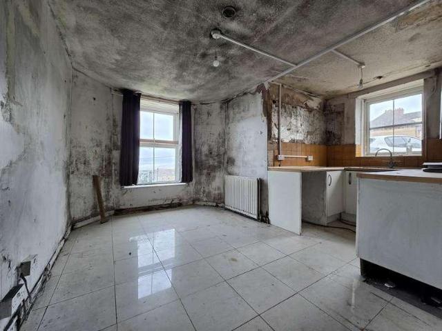 3 bed flat for sale