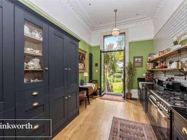 3 bed flat for sale