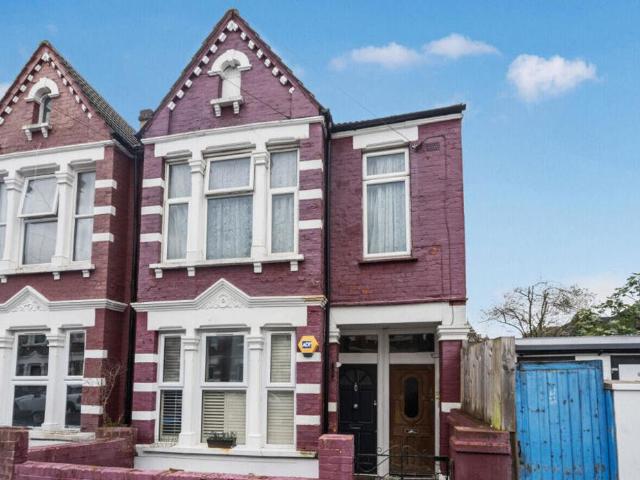 3 bed flat for sale
