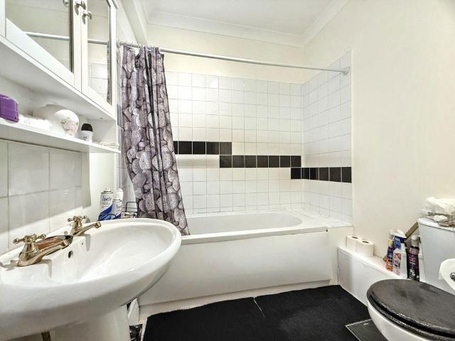 3 bed flat for sale