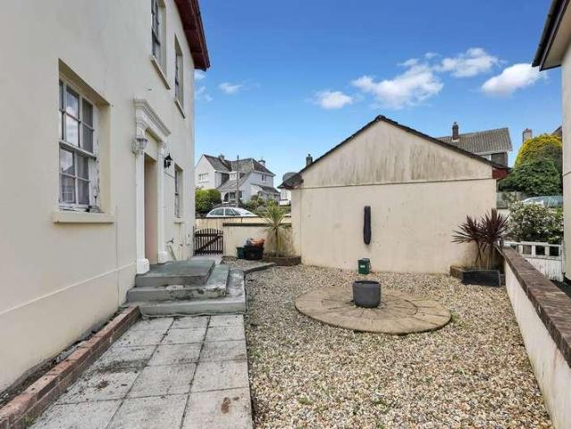 3 bed flat for sale