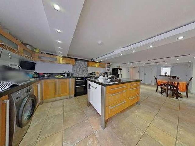 3 bed flat for sale