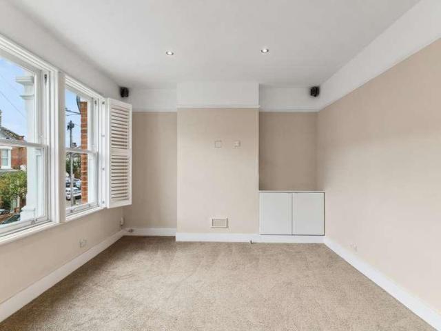 3 bed flat for sale