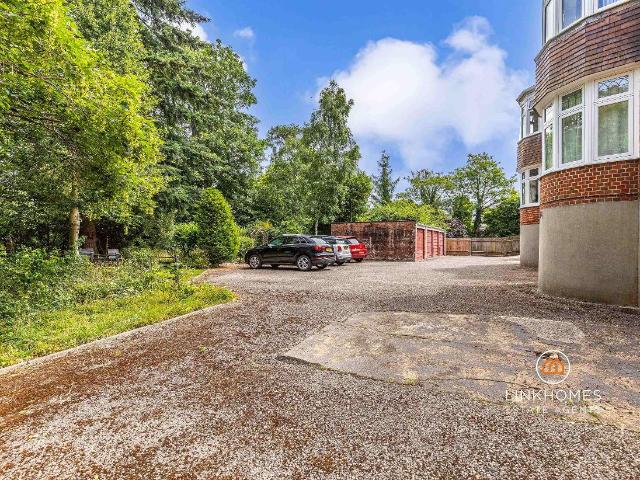3 bed flat for sale