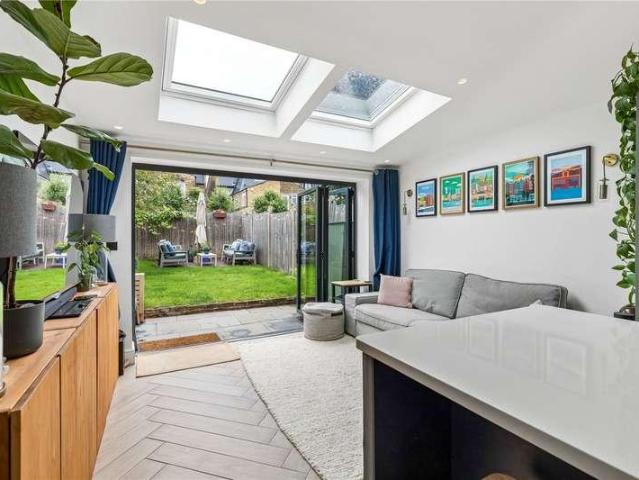 3 bed flat for sale