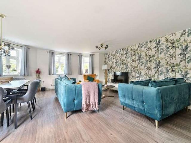 3 bed flat for sale