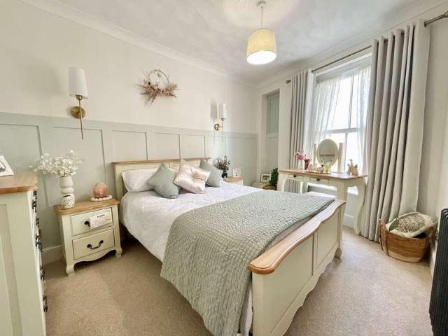 3 bed flat for sale