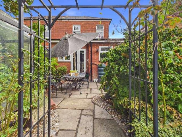3 bed flat for sale