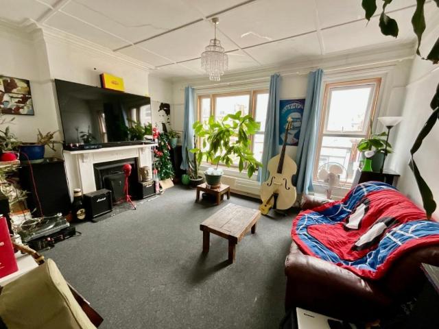 3 bed flat for sale