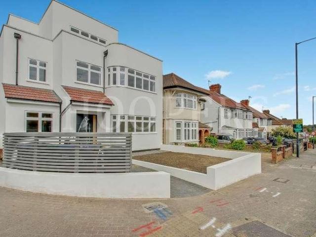 3 bed flat for sale