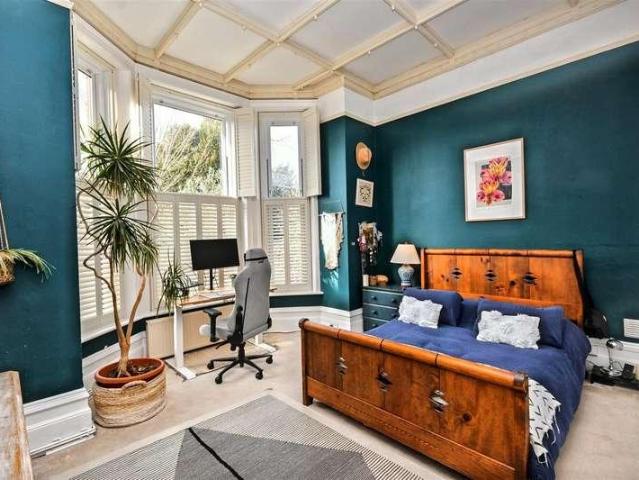 3 bed flat for sale