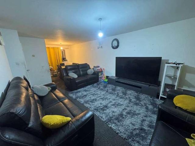 3 bed flat for sale