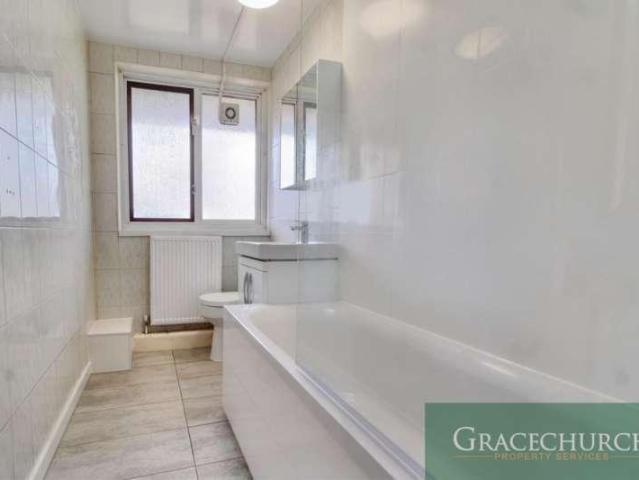 3 bed flat for sale