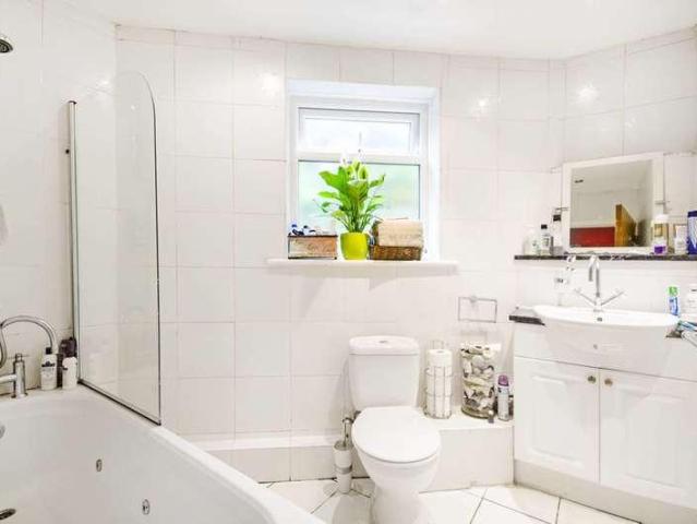 3 bed flat for sale