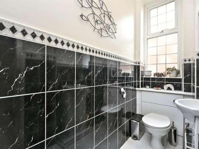 3 bed flat for sale