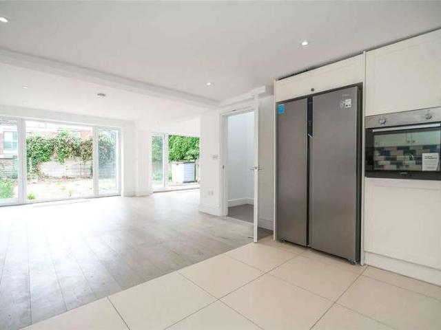 3 bed flat for sale