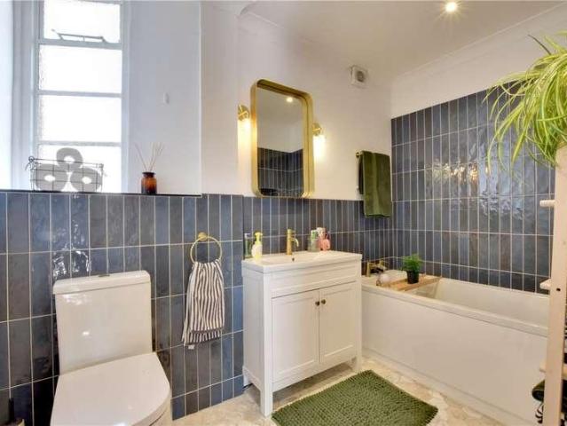 3 bed flat for sale