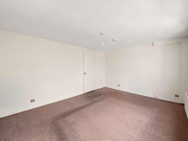 3 bed flat for sale