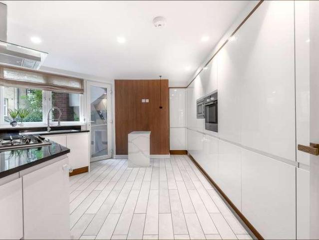3 bed flat for sale