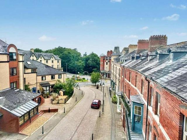 3 bed flat for sale
