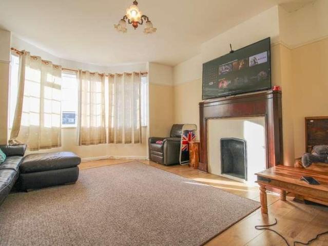 3 bed flat for sale