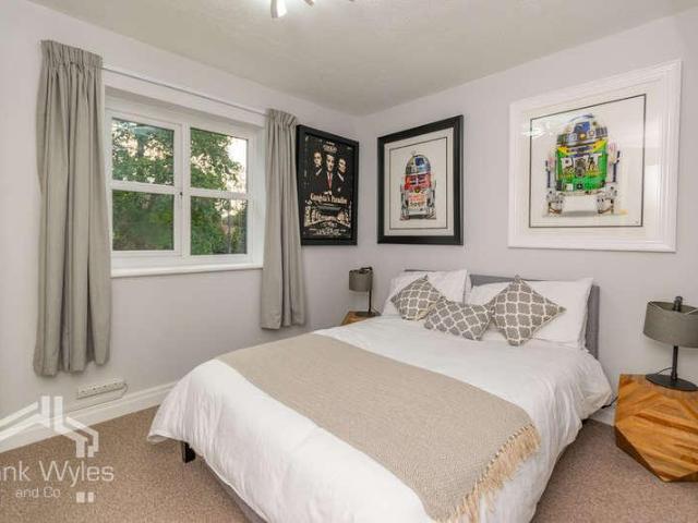3 bed flat for sale