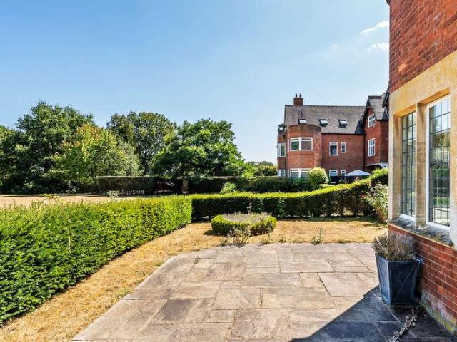 3 bed flat for sale