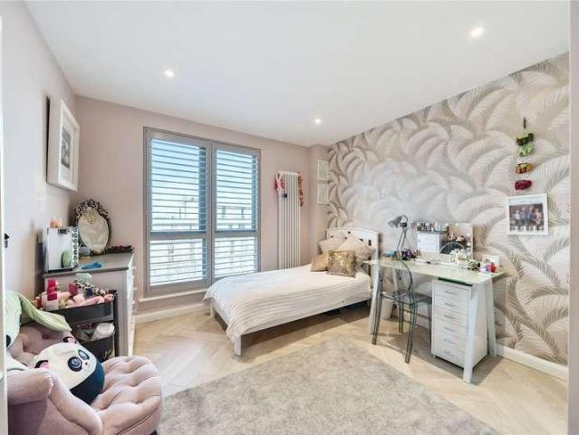 3 bed flat for sale