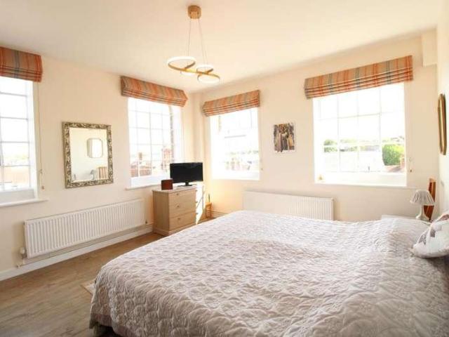 3 bed flat for sale