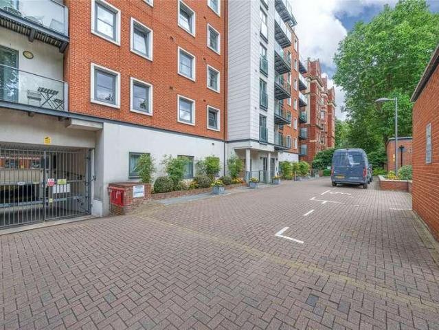 3 bed flat for sale