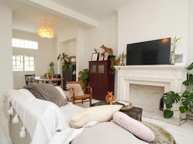 3 bed flat for sale