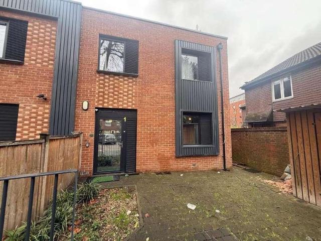3 bed flat for sale