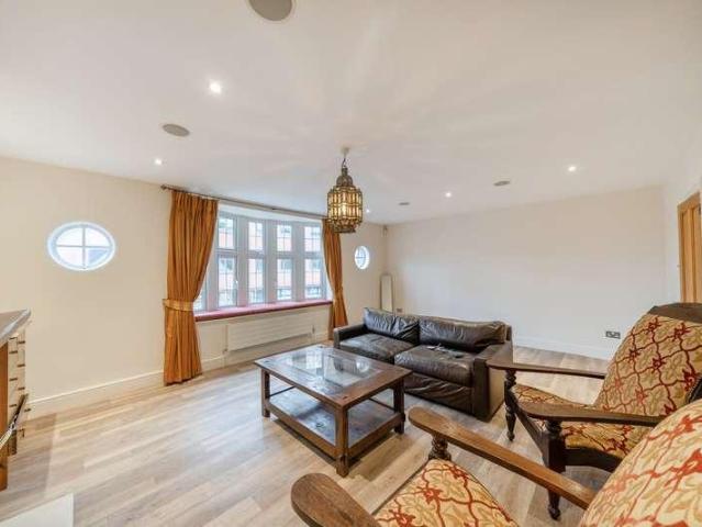 3 bed flat for sale