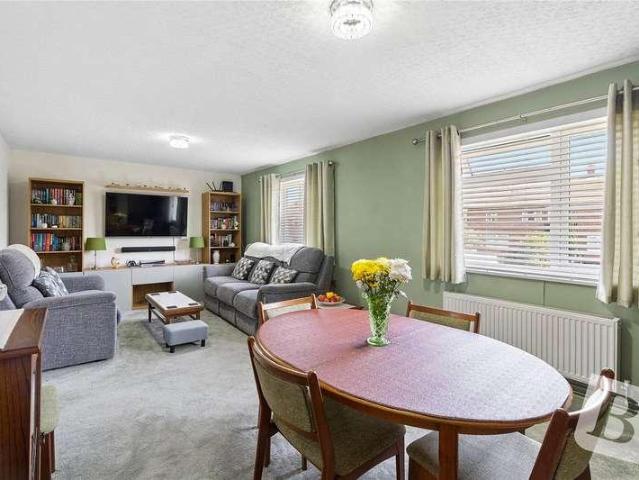 3 bed flat for sale