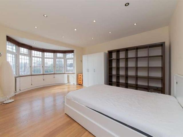 3 bed flat for sale
