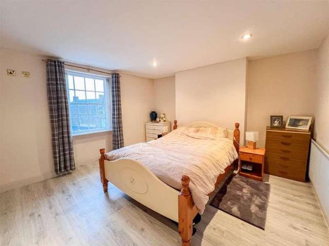 3 bed flat for sale