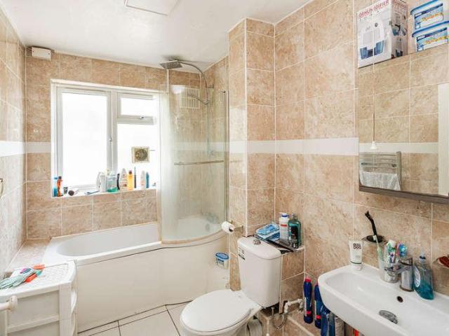 3 bed flat for sale