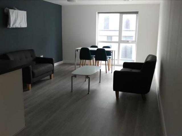 3 Bed Flat, Fox St, L3