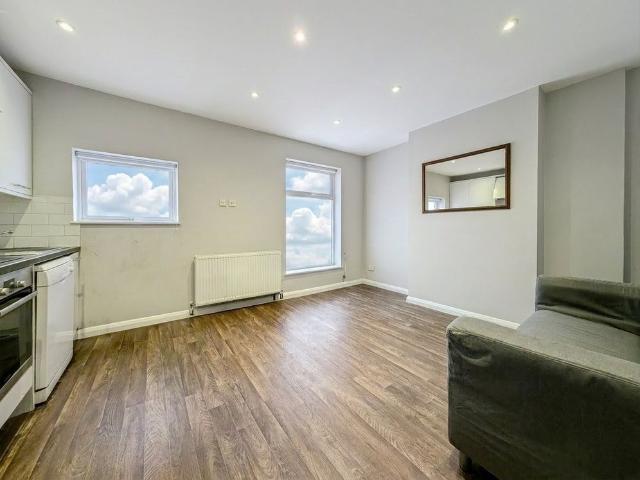 3 Bed Flat, Frensham Drive, SW15