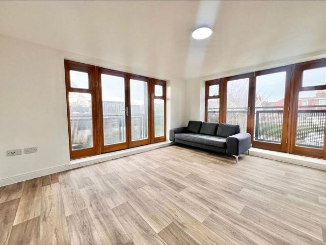 3 Bed Flat, Goodman Crescent, CR0