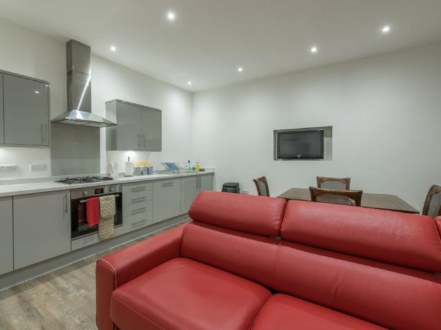 3 Bed Flat, Grove Street, EH3
