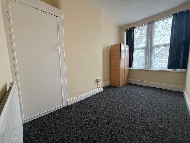 3 Bed Flat, Henniker Gardens, E6
