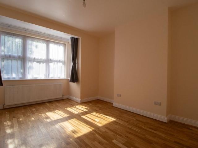 3 Bed Flat, High St South, E6