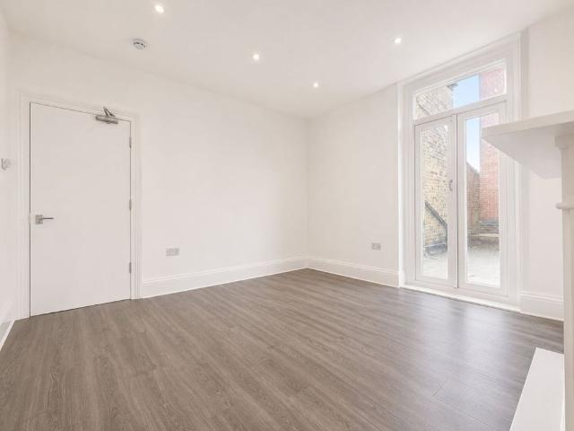 3 Bed Flat, High Road, N12