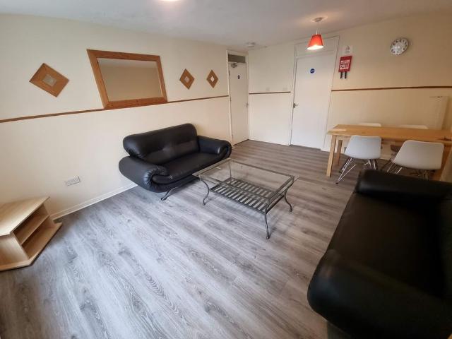 3 Bed Flat, Hmo Licensed Kennedy Path, G4