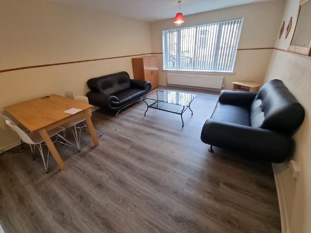 3 Bed Flat, Hmo Licensed Kennedy Path, G4