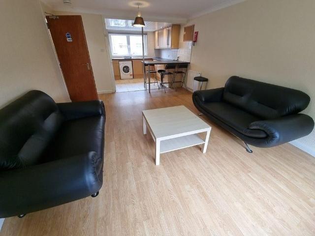 3 Bed Flat, *Hmo Licensed* St. Mungo Avenue, G4