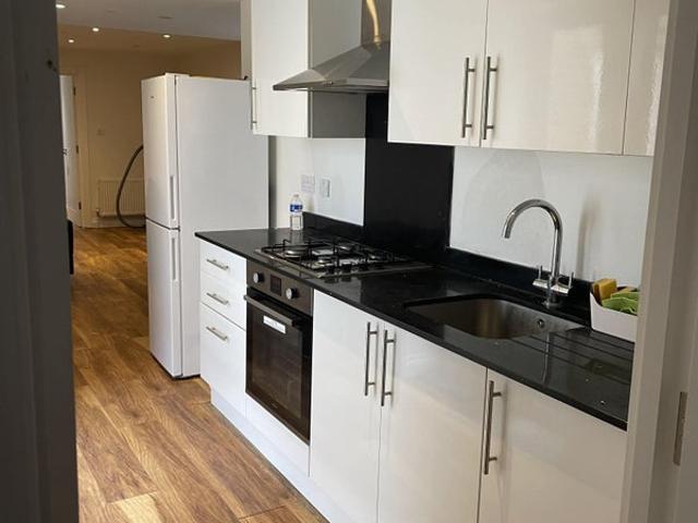 3 bed flat in Ealing close university West london