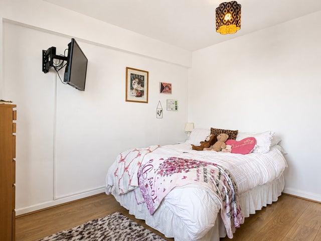 3 bed flat, in Hoxton area